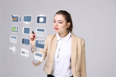 여자 유리창에 멀티미디어 및 엔터테인먼트 아이콘 가상 배경기술 개념에 대한 스톡 사진 및 기타 이미지 개념 개념과 주제 누름 버튼 Istock