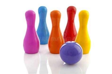 Bunte Bowlingspielstifte Und Kugel Stockfoto Bild Von Getrennt