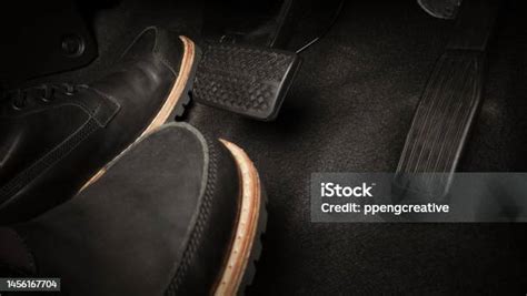 자동차 가속 및 브레이크 풋 페달 풋 프레스를 닫거나 풋 브레이크를 밀고 자동차의 페달을 가속하여 앞으로 운전하십시오 자동차의 가속 페달을 밟거나 밟아 자동차를 운전하는