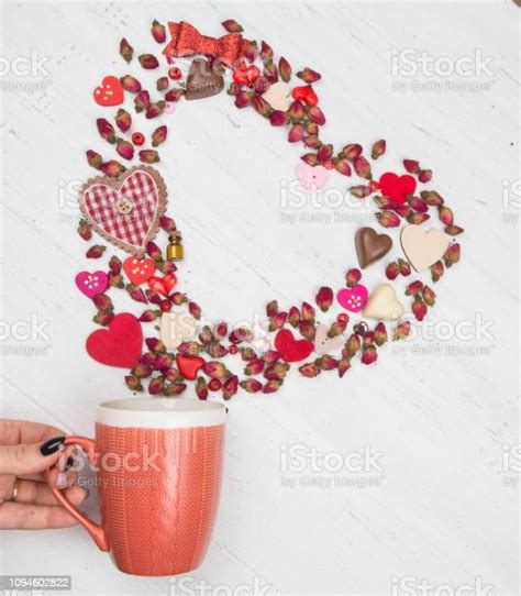 꽃 장식 고 여성 손에 컵에서 쏟아져 심장의 모양에서 선물 평면 배치 2월에 대한 스톡 사진 및 기타 이미지 2월 3월