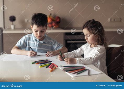 Barn Hemma Fotografering För Bildbyråer Bild Av Familj 225336717