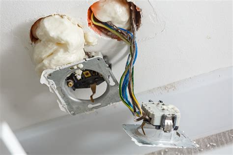 커버 없이 설치 하는 동안 두 개의 소켓 동안 복구 와이어를 엽니다 흰색 바탕에 절연 커버 없이 유럽 소켓 전기 소켓의 전문 설치 설치미술에 대한 스톡 사진 및 기타 이미지