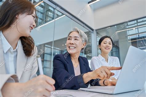 여성 Ceo 책임자 책임자 노인여자 성인여자 일하는노인 컨셉 미소 포인팅 이미지 Jv12969564 게티이미지뱅크