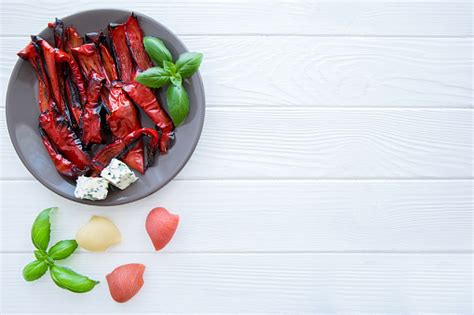 구운된 달콤한 파프리카와 블루 치즈와 바 질 텍스트 위한 공간 0명에 대한 스톡 사진 및 기타 이미지 0명 건강한 식생활 구이 Istock