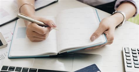 집에서 일하는 여자는 계산기와 노트북 컴퓨터로 회계를 기록한다 회계 재무 개념 사진 Unsplash의 요약 이미지