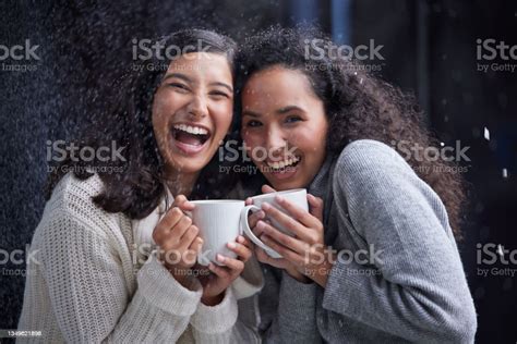 커피 머그잔을 들고 크리스마스 동안 눈 속에서 밖에 서 있는 두 명의 가장 친한 친구의 샷 커피 마실 것에 대한 스톡 사진 및 기타 이미지 커피 마실 것 겨울 다민족