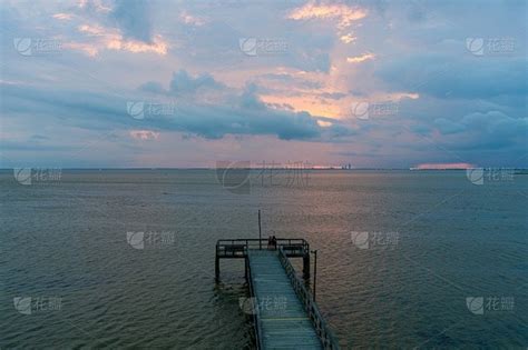 日落时的海滨码头