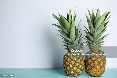 밝은 파란색 나무 테이블에 신선한 잘 익은 육즙 파인애플 텍스트 공간 0명에 대한 스톡 사진 및 기타 이미지 0명 감귤류