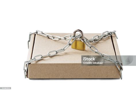 크 래 프 트 골 판지 납품 상자 및 자물쇠 고립 된 흰색 배경에 체인 배달 게시물을 서비스에 대 한 패턴입니다 화물 운송의 보호입니다 상자에 대한 스톡 사진 및 기타