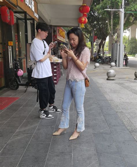 Kele666 On Twitter 0321原创街拍06：一位抚媚动人的少妇，微胖的身材却别有一番妩媚的风情。穿着粉色镂空上衣和牛仔裤
