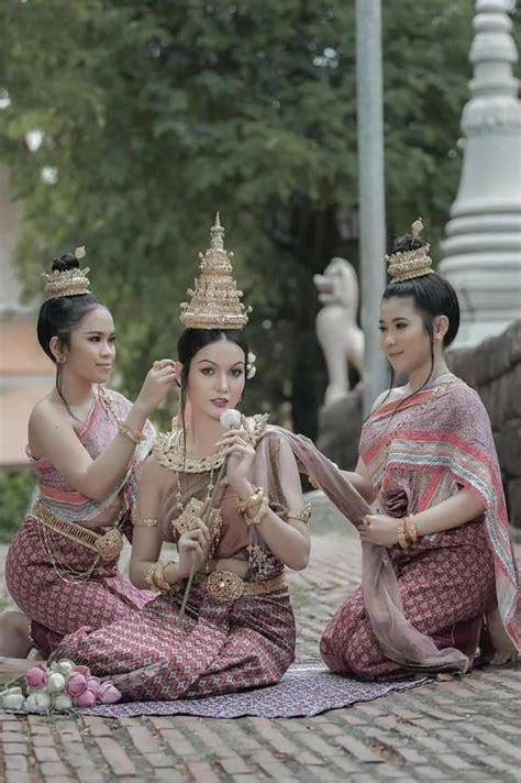 Amazing Khmer Traditional Costume Lady In Krung Chatomok Mongkul