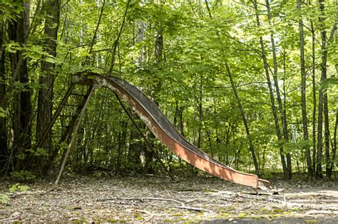 불행한 어린 시절 깨진 아이들의 스윙 오래된 깨진 그네가있는 어린이 공원 깨짐에 대한 스톡 사진 및 기타 이미지 깨짐 운동장 0명 Istock