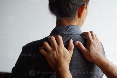 Avvicinamento Mani Massaggio Donna Di Le Spalle Concetto Assistenza