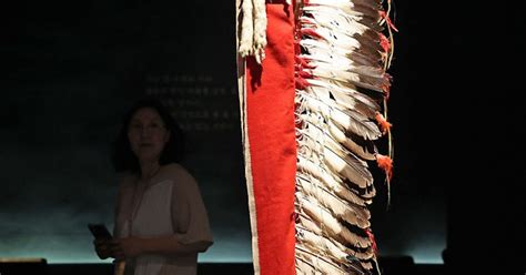 원주민은 왜 독수리 깃털 머리 장식을 했을까