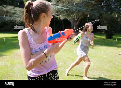 Deux Filles Dans Le Jardin Banque De Photographies Et Dimages à Haute