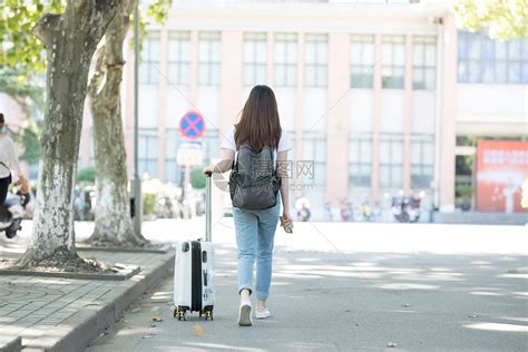 拉着行李箱的女生背影高清图片下载 正版图片500702733 摄图网