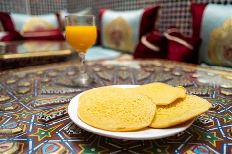 오렌지 주스와 전형적인 모로코 팬케이크 인 Baghrir를 곁들인 모로코 식 아침 식사 0명에 대한 스톡 사진 및 기타 이미지