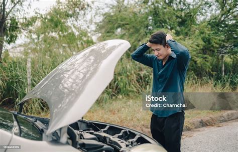 심각한 남자 두통 자동차 고장의 전면 과 길가에 보닛을 엽니 다 자동차 깨진 개념 차량 고장에 대한 스톡 사진 및 기타 이미지 차량 고장 깨짐 차 Istock
