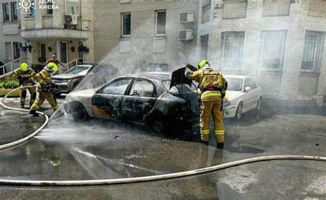 На вулиці Іллєнка загорівся автомобіль ФОТО Вечірній Київ