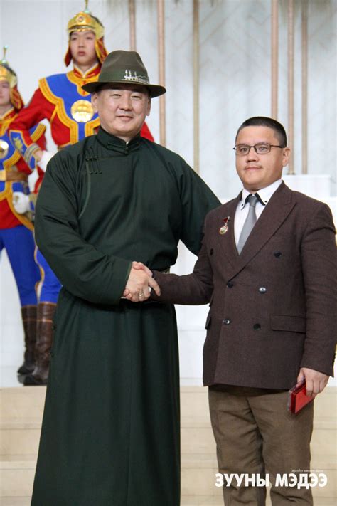 Фото Хөдөлмөрийн баатар хоёр Ардын цолтон дөрөв төрлөө