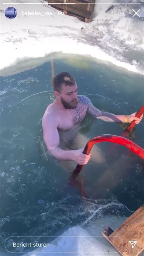 Exibicionista Russian Takes A Naked Ice Dive Thisvid