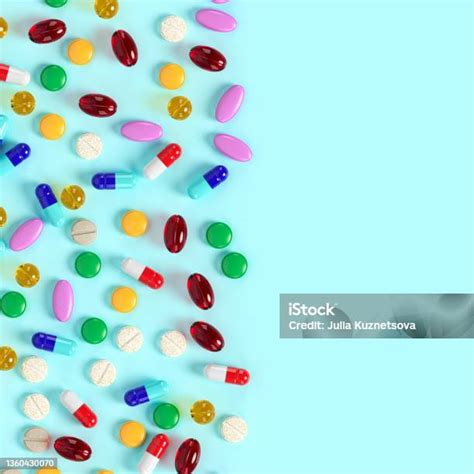 다채로운 정제와 알 약의 배경 다양한 비타민 약물의 생산 3d 렌더링 3차원 형태에 대한 스톡 사진 및 기타 이미지 3차원 형태 개념 건강관리와 의술 Istock