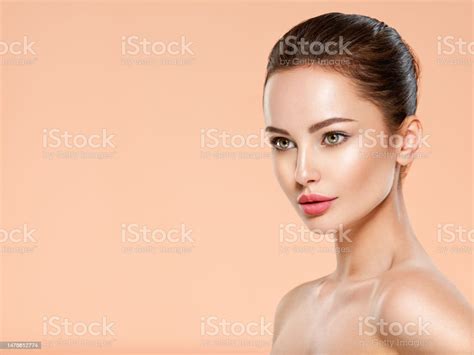 건강 신선한 피부를 가진 젊은 여자의 아름 다운 얼굴입니다 깨끗한 얼굴을 가진 아름다운 갈색 머리 여자의 초상화 깨끗하고 신선한 피부를 가진 젊은 성인 여성의 얼굴을