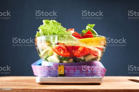 다이어트 건강한 식사 음식과 부엌 규모에 샐러드와 체중 손실 개념 측정 테이프 닫기 가까운에 대한 스톡 사진 및 기타 이미지 가까운 개념 건강한 생활방식 Istock