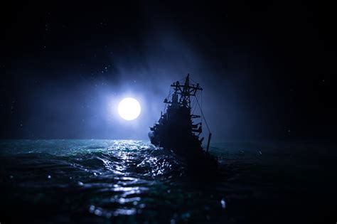 안개낀 배경에 흐릿한 군사 전함앞에 서 있는 군중의 실루엣 선택적 초점 0명에 대한 스톡 사진 및 기타 이미지 0명 구축함