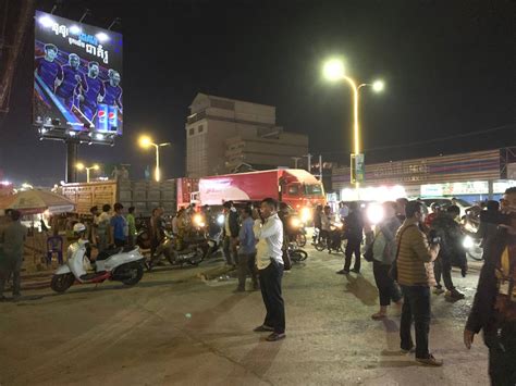 អាណោចអាធ័មណាស់ ជិះម៉ូតូរអិលដួលចូលក្រោមរថយន្តដឹកថ្មកិនស្លាប់ភ្លាមមួយរំពេច សារព័ត៌មាន នគរវត្ត