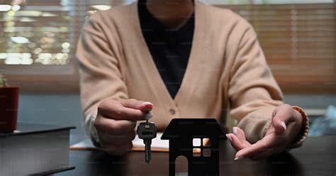 집 열쇠를 들고 있는 여자의 잘린 이미지 모기지 및 부동산 투자 개념 사진 Unsplash의 태국 이미지