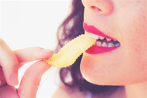 흰색 배경 위에 행복 아름다운 여자의 초상화는 칩을 먹는다 복사 공간 Salty Snack에 대한 스톡 사진 및 기타 이미지 Salty Snack 감자 칩 낮은