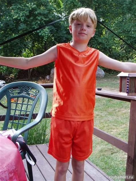 Мальчик в красных шортах и майке Шорты фото