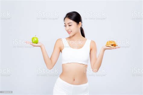 흰색 배경에 고립 된 신선한 샐러드 야채와 햄버거를 선택하는 다이어트와 아름다운 젊은 아시아 여성 슬림 모양 칼로리 영양 및 라이프 스타일 개념으로 체중 감량을위한 제어와