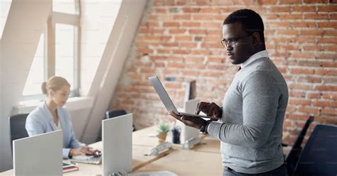 아프리카계 미국인 사업가는 이메일을 읽고 사무실에서 노트북으로 작업하고 있습니다 사진 Unsplash의 사무실 생활 이미지