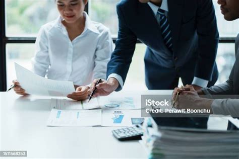 비즈니스 컨설팅 회의 작업 및 브레인스토밍 새로운 비즈니스 프로젝트 금융 투자 개념 2명에 대한 스톡 사진 및 기타 이미지