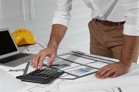 실내에서 건설 도면 및 계산기로 작업하는 건축가 클로즈업 개념에 대한 스톡 사진 및 기타 이미지 개념 개념과 주제 건설 산업 Istock