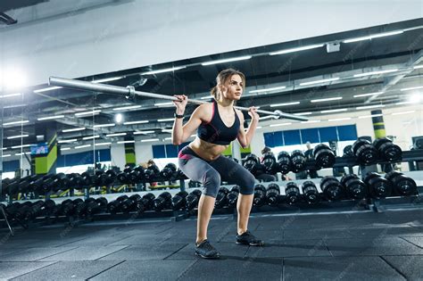 Linda Chica Haciendo Ejercicio En El Gimnasio Foto Premium