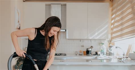 여자가 진공 청소기로 바닥을 청소하고 있다 사진 Unsplash의 청소 이미지