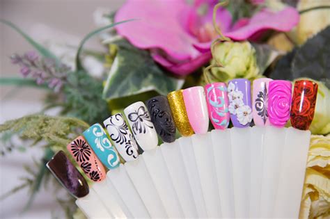 네일 케어와 매니큐어 개념입니다 고객의 손톱에 대 한 여러 가지 빛깔의 매니큐어 팔레트 Choise 뷰티 살롱에서 여자입니다 텍스트에 대 한 Copyspace 0명에 대한