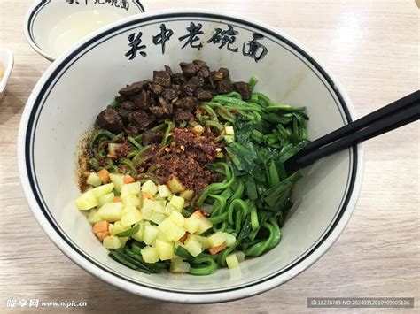 关中老碗菠菜面摄影图 传统美食 餐饮美食 摄影图库 昵图网