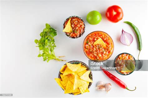 흰색 배경에 재료와 전통적인 멕시코 살사 소스 살사 소스와 나초 칩 맨 위 보기입니다 복사 공간 건강한 식생활에 대한 스톡 사진 및 기타 이미지 Istock