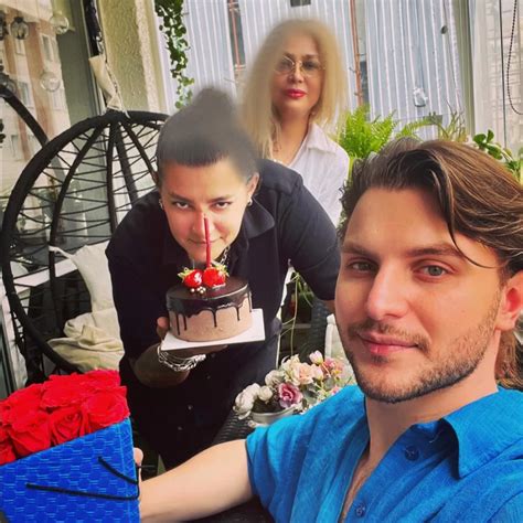 دارا حیایی شب تولد مادرش را با این کیک و این تیپ خفن جشن گرفت