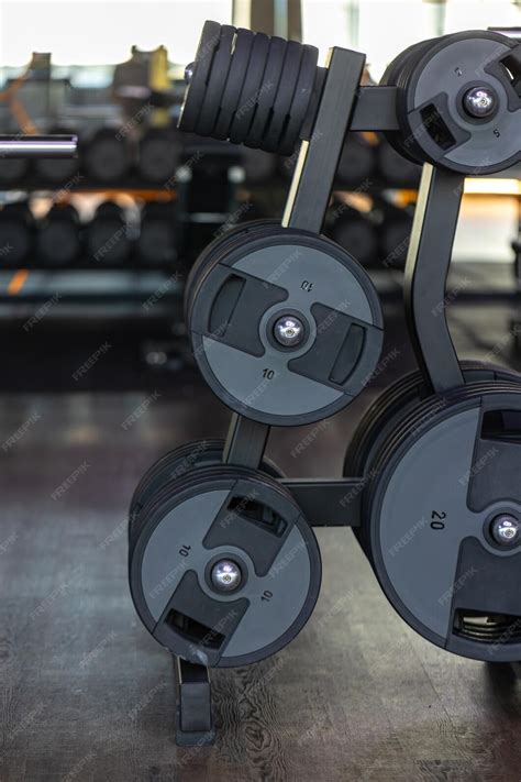 Спортивное оборудование гантели в тренажерном зале Бесплатно Фото