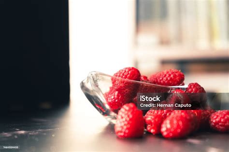 Tampilan Normal Dari Porsi Raspberry Dalam Mangkuk Kecil Di Permukaan Granit Hitam Dan Latar