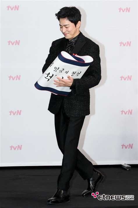 [포토] 조정석 포근한 발걸음 전자신문