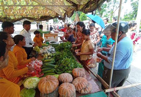 ရခိုင်ပြည်နယ်၊ စစ်တွေမြို့ရှိ မုန်တိုင်းဒဏ်သင့်ပြည်သူများအား စားသောက်ကုန်ပစ္စည်းများနှင့
