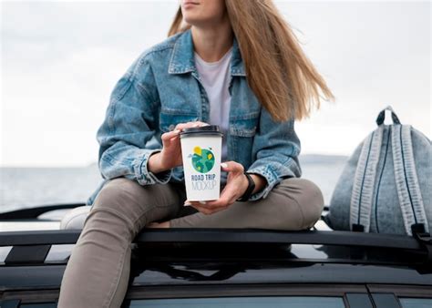 커피 모형 컵을 들고 여행자 프리미엄 Psd 파일