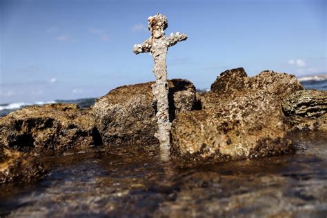 Amateur Diver Recovers Crusader Sword From Mediterranean Seabed Abc