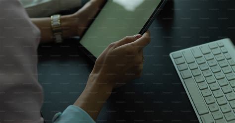 디지털 장치로 프로젝트를 함께 작업하는 두 명의 여성 근로자의 측면 모습 사진 Unsplash의 태국 이미지